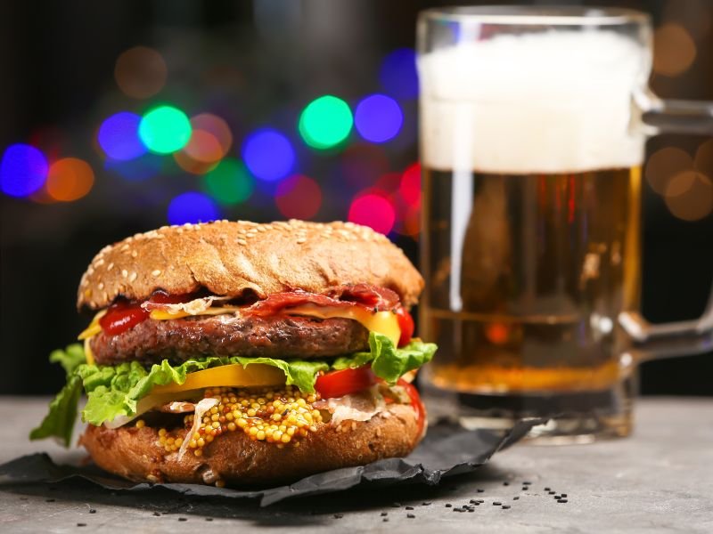 The Art of Pairing Beverages With Grilled Burgers
